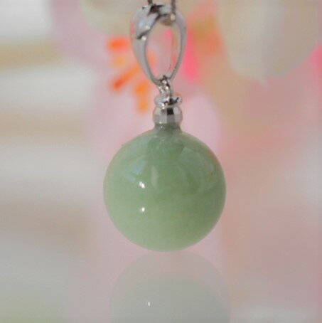 商品説明(特徴など) こちらは天然玉（クォーツァイト）の&nbsp;SVペンダントトップ。インド翡翠とも呼ばれていますが、 翡翠ではありません。&nbsp;遠目からも 近くから見ても &nbsp;糸魚川翡翠と非常に似ているが特徴で&nbsp...