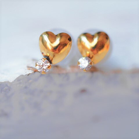 商品説明(特徴など) アクセサリーの不変のモチーフであるハート&nbsp;可愛くなりすぎないよう質感に&nbsp; ピアスを仕上げております&nbsp;ハートの下にあるキュービックジルコニアが 付いてまるで優しい雰囲気をまとい、&nbsp;...