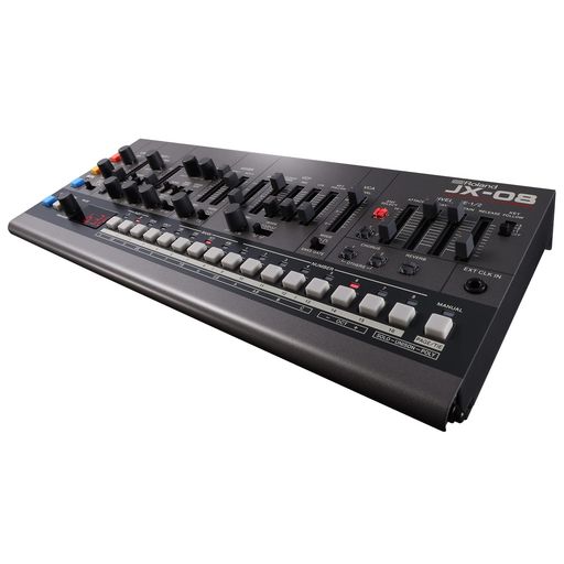 80年代を象徴する革新的なアナログ・シンセサイザーJX-8Pのサウンドとふるまいを現代のスタイルに合わせて実現。 プログラマー・ユニットPG-800の機能を搭載 オリジナル
