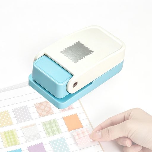 1.切手型デザインのクラフトパンチ|繊細なスタンプ型抜き クラフトパンチ 切手として人気の本製品は、一度のプッシュで美しい切手シルエット(約25.4x21.1mm)を抜き取れます。スクラップブッキング、カード作り、ギフトタグなど、薄紙を使っ...