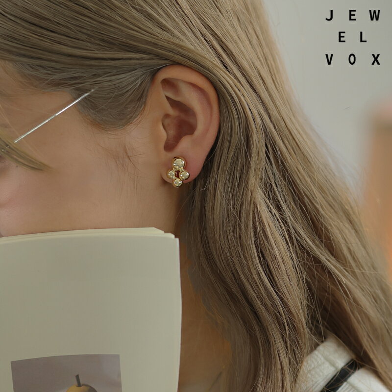 keyword :イヤリング レディース 金属アレルギー メタルボール大きさの異なるメタルボールをバランス良くひし形に配置した洗練された印象のイヤリングです。 シンプルながらも個性的なデザインで、カジュアルからフォーマルまで幅広いスタイルに...