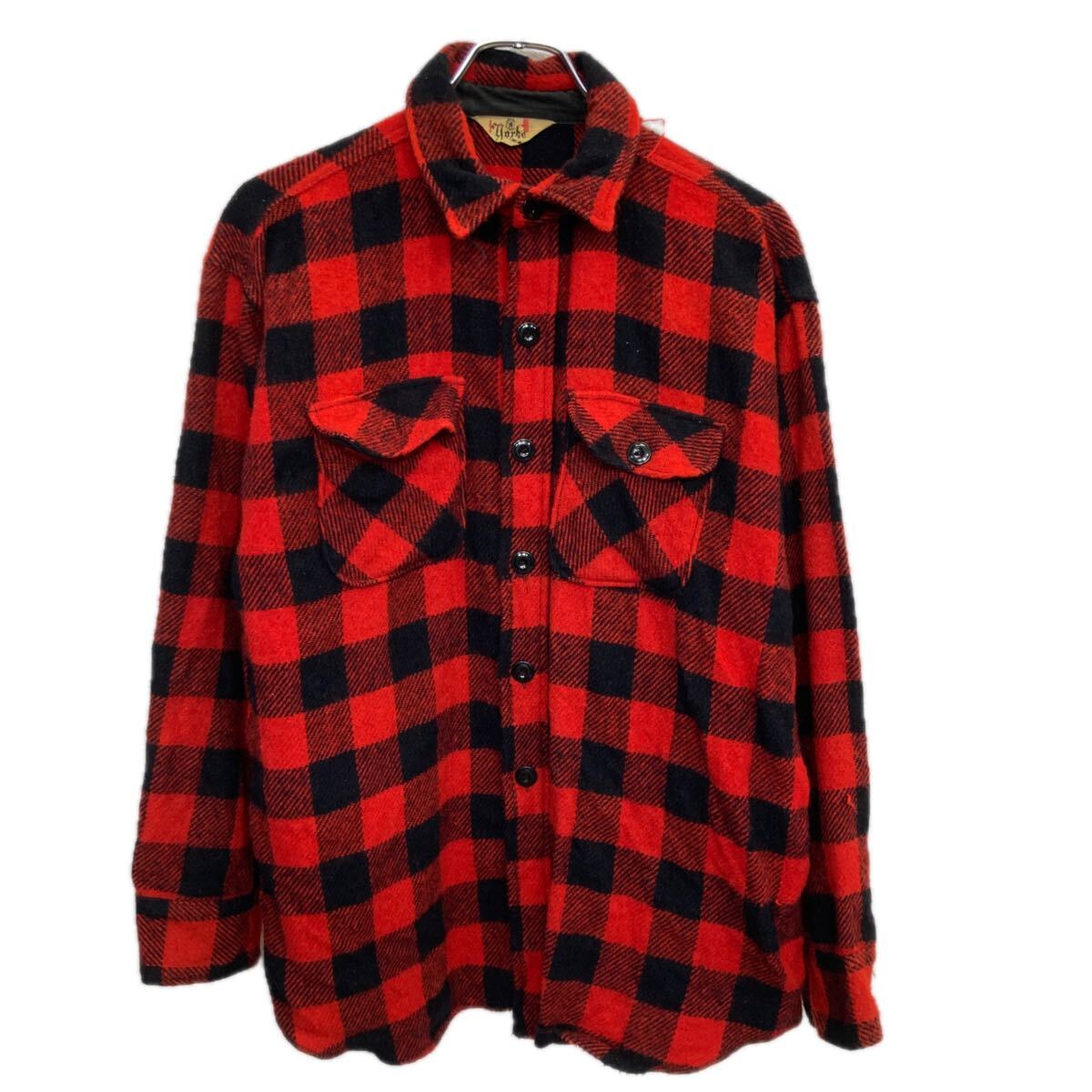 アメリカから輸入した古着になります。コンディションB〜C右胸ポケットのボタンが欠損してます。サイズ表記サイズL実寸サイズ（cm）着丈 73cm肩幅 53cm身幅 62cm袖丈 48cm----------------------------...