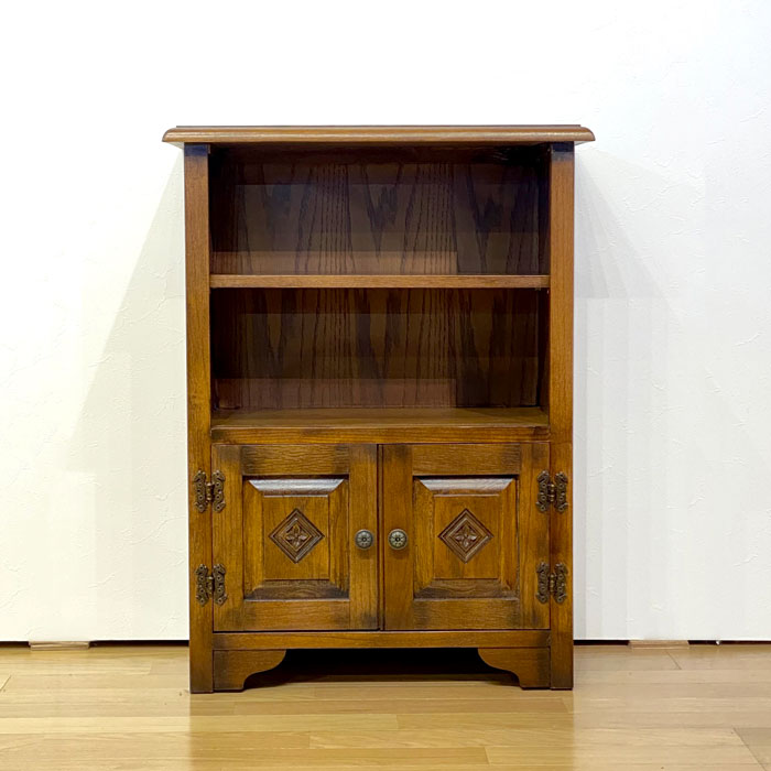 サイズ幅54×奥行き28×高さ72cm オープンスペース内寸：幅45×奥行き25×高さ36cm 扉部内寸：幅45×奥行き23×高さ24cm素材／材質オーク無垢（一部除く）、ラッカー塗装備考可動棚1枚クラシックで重厚感のあるデザインが印象的な...