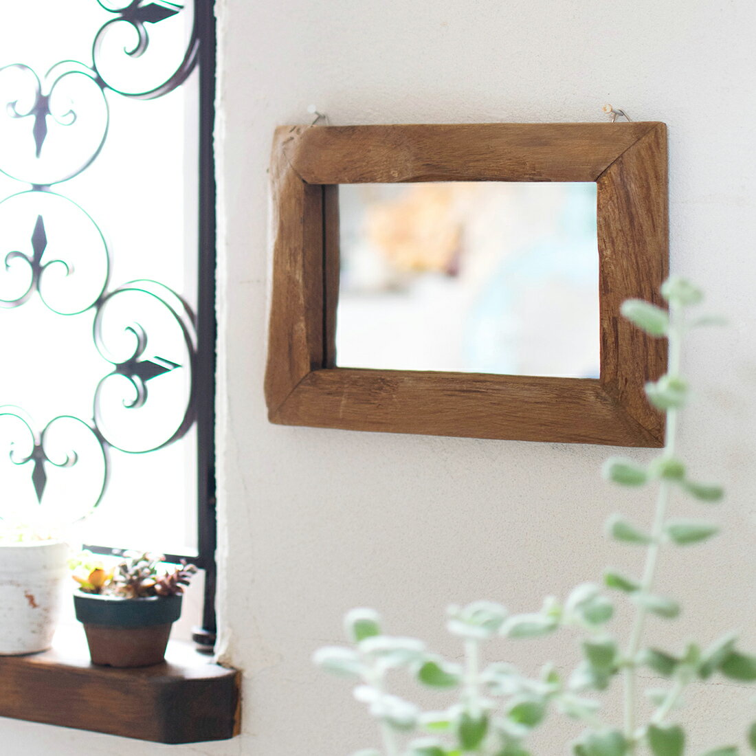 サイズSサイズ：縦21×横16cm Mサイズ：縦40cm×横33cm　ミラー部分：約29×22cm材質チークの古材 ミラー備考天然木を使用しています。1つ1つ、形や色が若干異なります。 鏡面に小キズ・スレ・小さな黒点などがある場合がございま...