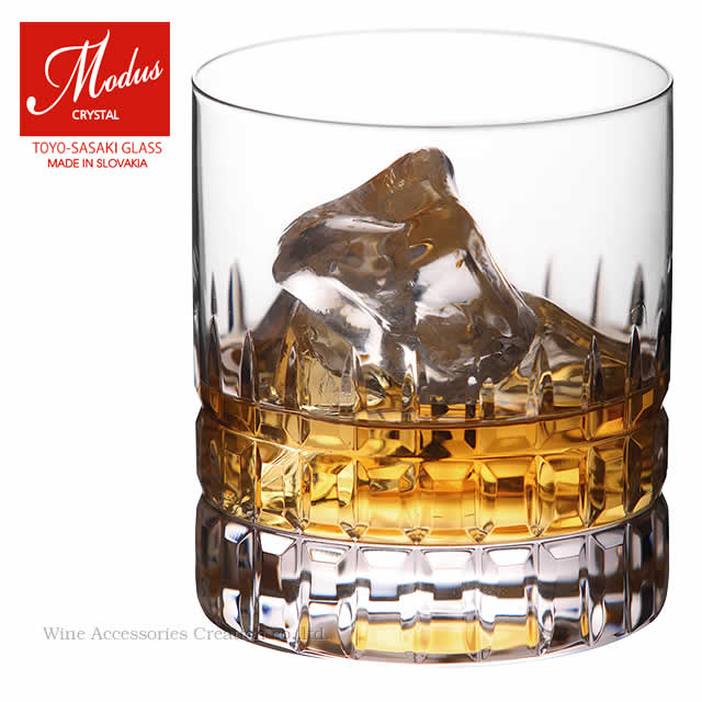 ■東洋佐々木ガラス クリスタル ロックグラス 飲み物を注ぎ、グラスを手にした瞬間に心地よい重さを感じる、この「重量」がお気に入りのウイスキーを楽しむ前の儀式とも言えます。カットパターンが美しく、グラスに浮かんだ氷とクリスタルガラスが奏でる上...
