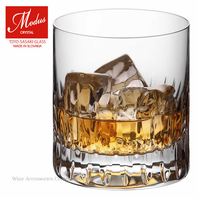 ■東洋佐々木ガラス クリスタル ロックグラス 飲み物を注ぎ、グラスを手にした瞬間に心地よい重さを感じる、この「重量」がお気に入りのウイスキーを楽しむ前の儀式とも言えます。カットパターンが美しく、グラスに浮かんだ氷とクリスタルガラスが奏でる上...