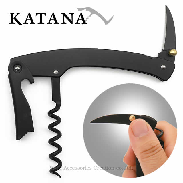 ■SEKIソムリエナイフ KATANA 約700年の伝統を持つ刃物の町、岐阜県関市で製造されている SEKI ソムリエナイフのフォーマルバージョン「KATANA（刀）」。 ハンドルは硬質で力強い日本の「刀」をイメージしたツヤ消しブラックを採...