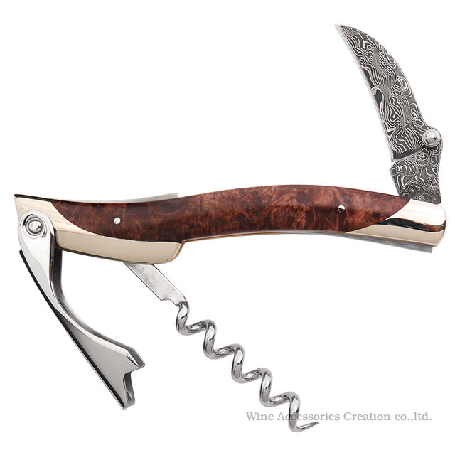 ■アスロ・ソムリエナイフ エルゴノミック（人間工学）デザイン採用でとても使い心地のいい和製ソムリエナイフです。 『和の匠』ともいえる創り込まれた各部は見事に融合し使い込むほどに味が出てきます。 ■ダマスカスブレード 古来より高級刃物装飾に使...