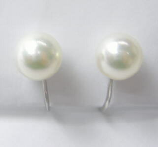 シンプルでつけやすいアコヤ本真珠イヤリング♪ 普段にも、冠婚葬祭にも使えます 照りの良い大粒の8mmupのパールです！ 材質　：　K14ホワイトゴールド（K14WG）ねじ式 主石　：　あこや本真珠（パール）8.0mm ※品質の証明書が付きま...