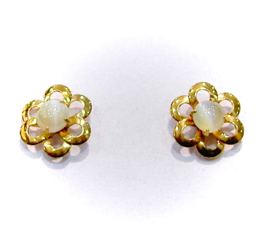品名 K18ゴールド　キャッツアイ　花ピアス♪ コメント お花の形が可愛いキャッツアイのピアス♪ 主石 キャッツアイ　2石3.0mm 材質 K18イエローゴールド(18金)キャッチ：K18イエローゴールド(18金) サイズ 縦7.0mm×横...