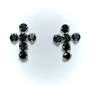 ブラックキュービックジルコニアのクロスピアス♪ シャープ感がカッコいい☆ 材質　：14金ホワイトゴールド（K14WG） 主石　：ブラックジルコン1.5mm　12石 サイズ：　縦約8.6mm×横約6.4mm キャッチ：14金ホワイトゴールド（...