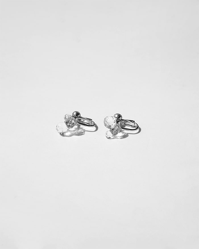 商品情報仕様ガラス大きさ 12×8(mm)真鍮+ニッケルフリーロジウムカラーメッキガラス・金具接着部 UVレジン(紫外線硬化樹脂)＊ネジバネ式イヤリングこの商品は HARIO ハリオ イヤリング タマユラ HAW-TY-E-NF ポイント【...