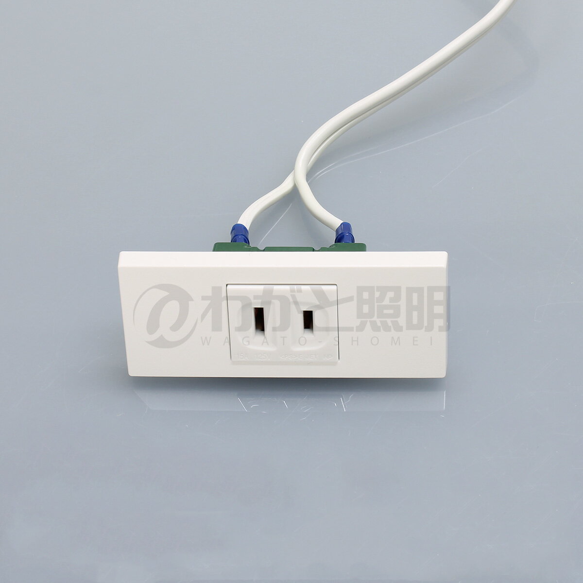 メーカー： テクノパーツ シリーズ名： 家具用コンセント サイズ：（約）幅85×奥行29×高さ35mm ボディ奥行き（プレート厚除く）：（約）20mm 本体色：セラミックホワイト 定格：15A125V・1500Wまで コード2mプラグ付きコ...