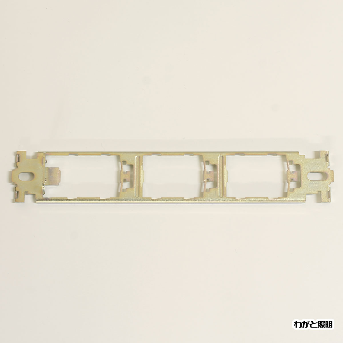 メーカー：Panasonic / パナソニック　　 　　　　　 (旧ナショナル National 松下電工)　 シリーズ名：はさみ金具対応取付枠　3コ用 適合はさみ金具：WHN3992 ※この商品は電気工事士による取付工事が必要です。 　資...