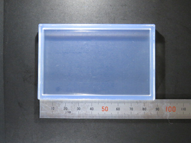 80mm x 50mm の四角プレートが作れるシリコン型です。ネームプレートや作品の土台、アクリル板の代わりなどにどうぞ。なお、UVレジンは硬化時に熱が発生し、この型のように表面積が大きい場合はシワのような筋が出てしまいます。そのため、UV...