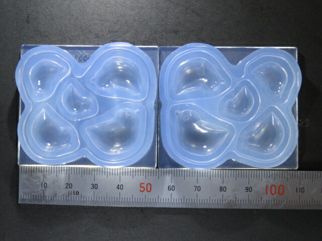 5サイズの立体ひよこが作れるシリコンモールドです。出来上がりサイズは、約【22×14mm】【20×18mm】【18×12mm】【15×10mm】【12×8mm】です。【このシリコンモールドの特徴】・オイルブリードタイプ型にあらかじめオイルが...