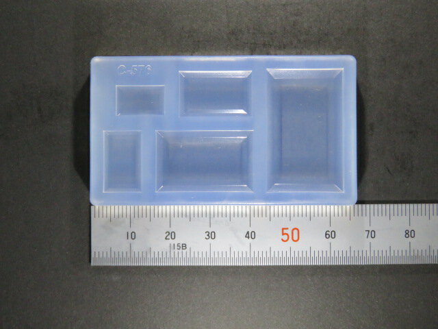 バゲットタイプのビジュー5サイズが作れるシリコン型です。出来上がりサイズ約【30×19mm】【24×14mm】【18×11mm】【15×9mm】【12×7mm】です。【シリコンソフトモールドの特徴】・オイルブリードタイプ型にあらかじめオイル...