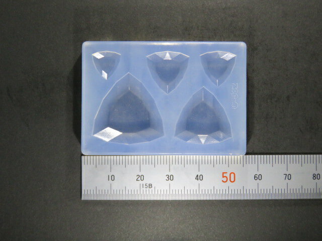 トリリアントタイプのビジュー5サイズが作れるシリコン型です。出来上がりサイズ三角形の一辺のサイズで、約【24mm】【19mm】【14mm】【12mm】【9mm】です。【シリコンソフトモールドの特徴】・オイルブリードタイプ型にあらかじめオイル...