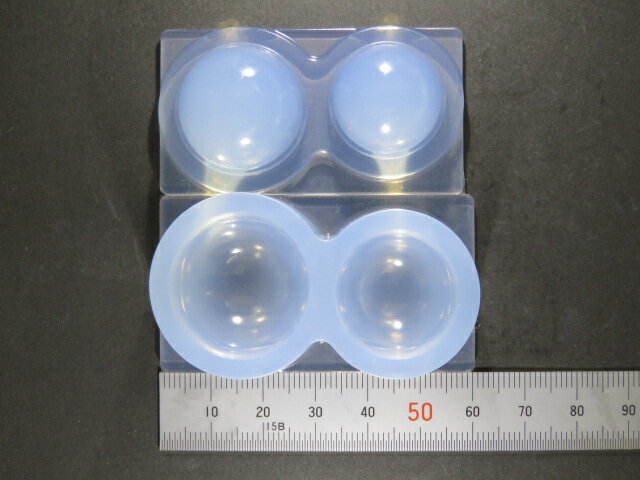 直径で約25mmと22mmの2種類の薄いドームが作れるシリコン型です。別売りフタの型と組み合わせたり、対応ミール皿と組み合わせてドームパーツを作ることもできます。こちらは粘土にはお使いいただけませんので、ご注意ください。UVレジンにお使いく...