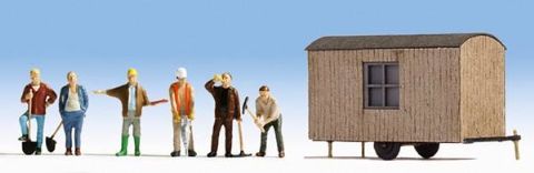 立った状態（大人）で約2cmの高さです建設現場で働く作業員建設現場や工事現場などで働く姿を再現できます。情景模型や住宅模型におすすめです。※写真と実物の配色が異なる場合がございます