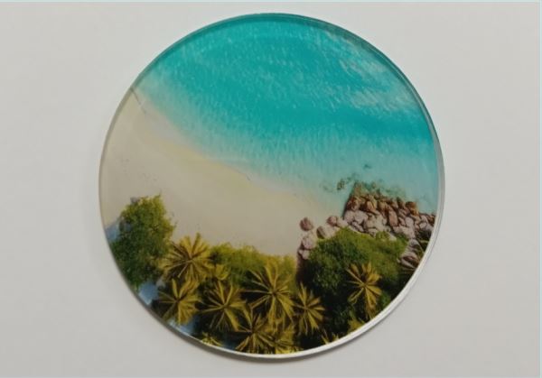 アクリルに様々な画像の印刷をしたジオラマベース　装飾台です トミカなどのミニカー、装飾品の展示などに最適！ フリマやイベント、店舗の什器にもおすすめです。 ※土台のみです。 原材料：アクリル 寸法　直径60mm　厚み2~3mm その他サイズ...