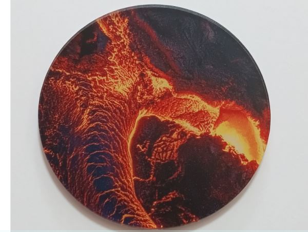 アクリルに様々な画像の印刷をしたジオラマベース　装飾台です トミカなどのミニカー、装飾品の展示などに最適！ フリマやイベント、店舗の什器にもおすすめです。 ※土台のみです。 原材料：アクリル 寸法　直径100mm　厚み2~3mm その他サイ...