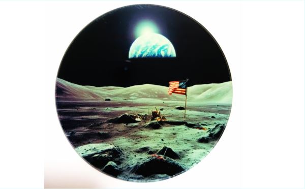 アクリルに様々な画像の印刷をしたジオラマベース　装飾台です トミカなどのミニカー、装飾品の展示などに最適！ フリマやイベント、店舗の什器にもおすすめです。 ※土台のみです。 原材料：アクリル 寸法　直径60mm　厚み2~3mm その他サイズ...