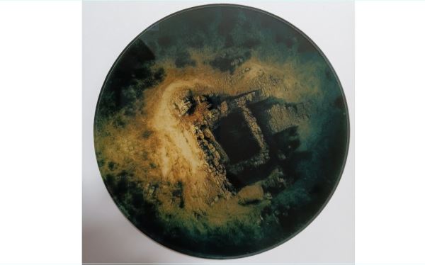 アクリルに様々な画像の印刷をしたジオラマベース　装飾台です トミカなどのミニカー、装飾品の展示などに最適！ フリマやイベント、店舗の什器にもおすすめです。 ※土台のみです。 原材料：アクリル 寸法　直径100mm　厚み2~3mm その他サイ...