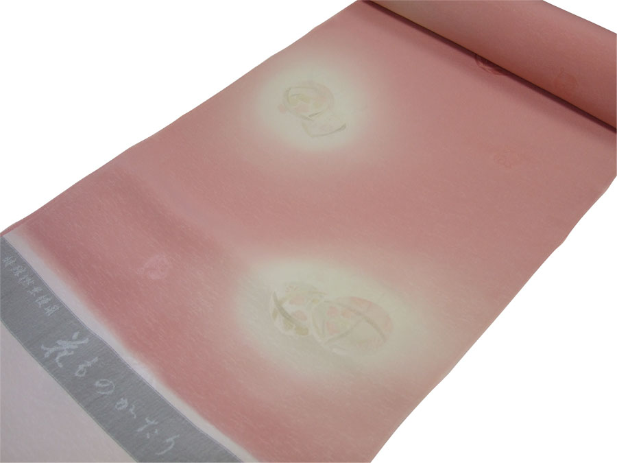 淡い色合いにまり柄が綺麗な正絹長襦袢の反物です。 生地は丹後ちりめんです。 お仕立ても承ります。 フルオーダーですので、お好きな寸法にお仕立ていたします。 寸法がお分かりの方はご注文時に備考欄にご記入下さい。 お分かりでない方は、ご注文後に...