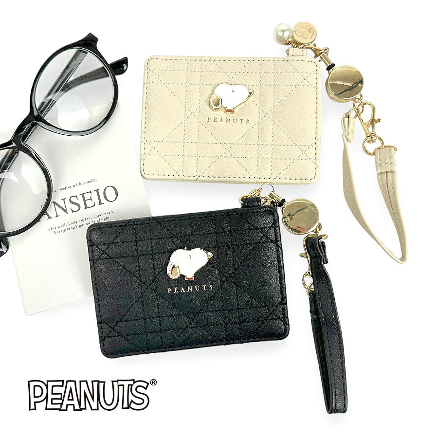 ■75149 SNOOPY スヌーピー リールストラップ付き パスケース キルティング 大人可愛いキルティング地にスヌーピーフェイスがキュート。 パールとスヌーピー柄のプレートチャームも素敵。 リールストラップはナスカン付きでバッグに取り付...