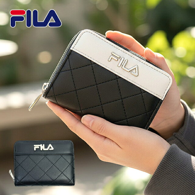 ■ fis-0833 FILA キルト ラウンドファスナー二つ折り財布 FILA（フィラ）のキルトラウンドファスナー二つ折り財布は、シンプルで使いやすいショートウォレットです。 FILAロゴがアクセントになったスポーティなデザインで、毎日の...