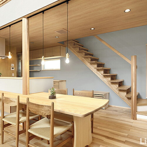 ※この壁紙は10M巻での販売となっておりますが、メーター数の変更は可能となっております。必要数によって金額の変更を行いますので、ご購入時に備考欄へご記入くださいませ。リピート縦-cm 横-cm有効幅92cm機能防カビシックハウス対策F☆☆☆...