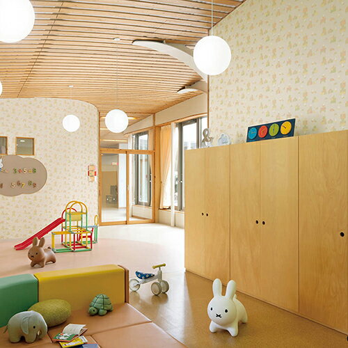 ※この壁紙は10M巻での販売となっておりますが、メーター数の変更は可能となっております。必要数によって金額の変更を行いますので、ご購入時に備考欄へご記入くださいませ。リピート縦32cm 横46.3cm有効幅92.5cm機能防かびシックハウス...