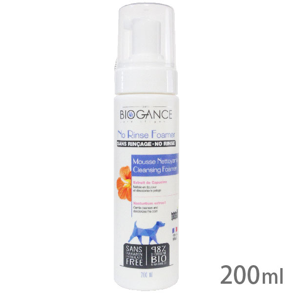 天然ナスタチウムエキスを配合したフォーム（泡）タイプのドライシャンプーです。 臭いの元となる皮脂や汚れを浄化・消臭します。 保湿効果に優れ、艶やかで潤いのある被毛を保ち保護します。 せっけんの香り。 【使用方法】 適量を被毛につけて優しくマ...