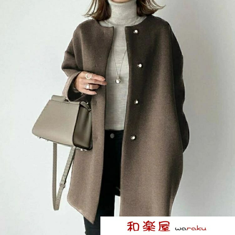 上品なこなれ感を醸すノーカラーロングコート。ゆったり着用していただけるオーバーサイズデザインと、着心地も快適に。他のコートと差別化ができる膝下のロング丈が1枚取り入れるだけで一気にオシャレに着飾ってくれる1枚に仕上げました。柔らかい素材がサ...