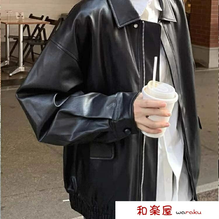 M-3XL！秋冬にピッタリのライダースレザージャケット。トレンド感あるほどよいビッグシルエットでゆったりと着用していただけます！しっかりしたPUとポリエステル素材を採用し、耐久性と実用性抜群です。肌触りが柔らかくて、通気性にも優れている。カ...