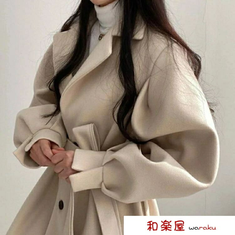 【M〜2XL】【2color】シンプルなデザイン、質感や厚さも丁度良く秋冬定番のチェスターコートウエストがキレイに絞られていて美しいAラインシルエット。 形は女性らしいフレア具合です。シンプルな通勤姿も品よく女性らしい柔らかさに！美しいリボ...