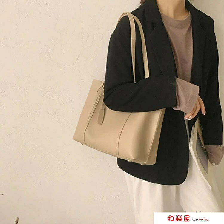 サイズ(約) FREE(上幅35m/下幅33cm/高さ28cm/底厚み13cm/ショルダーベルト27cm/重さ850g) ※ショルダーベルトは調節不可 生地/素材 PUレザー カラー ホワイト、ベージュ、ブラック、キャメル 商品説明 韓国デ...