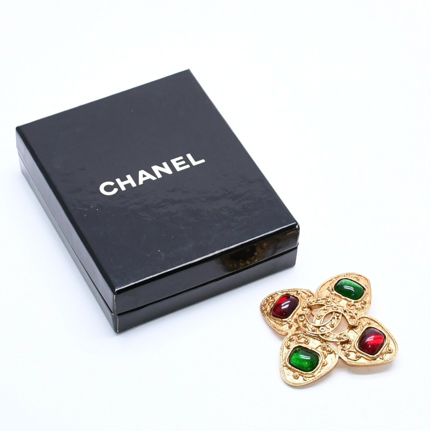 商品詳細 【商品名】 CHANEL シャネル クローバー型 グリポア ブローチ ココマーク カラーストーン 94A刻印 ゴールド レッド グリーン ゴールドメタル 重量33.8g ゴールド金具 美品 中古 4c069695 【ブランド】 C...