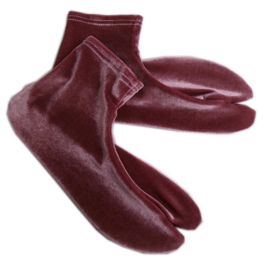 美しい光沢があり、肌触りが良く暖かな高級感あるベロア足袋。 足にピッタリの弾力・伸縮のよいストレッチタイプ。 冷え性さんや冬・春・秋の足元の寒さ対策にもGOOD。 寒い日に足は1番冷える所ですので、暖か足袋は嬉しい。 小紋・紬・洗える着物等...
