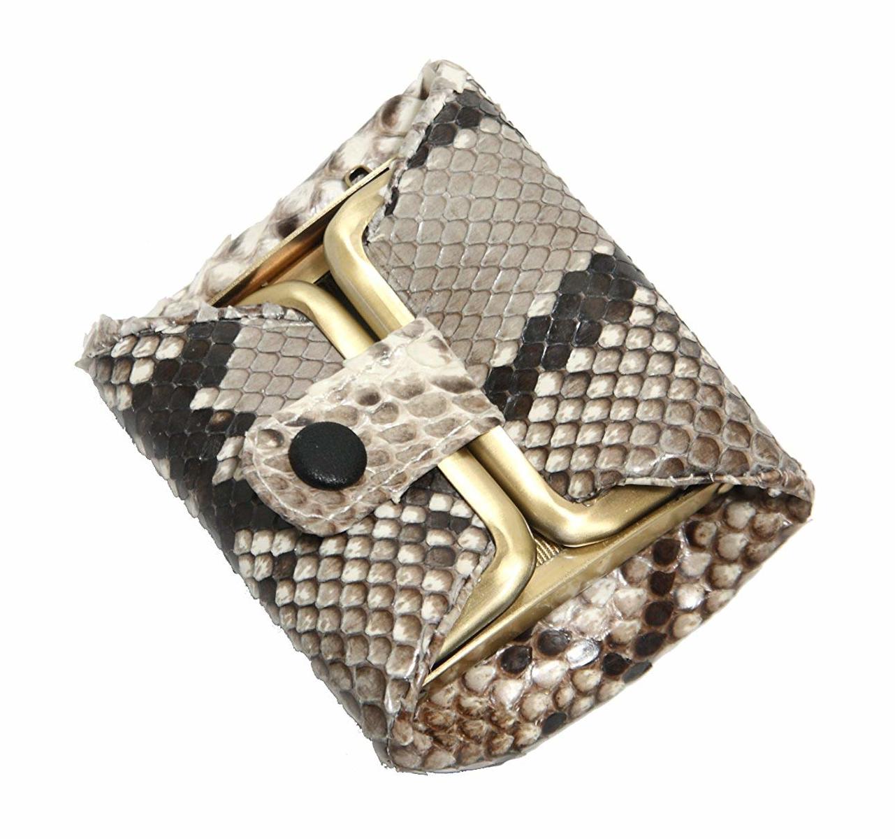 手染めのがま口財布です。 サイズ:幅15×高さ11×幅3cm 素材:牛革型押 がま口財布ですが親子タイプなのでお札と小銭を分けて入れられます。 フロントにポケット×1 ＊注文のキャンセルは不良品・商品違い以外は受け付けません。 ＊納期の目安...