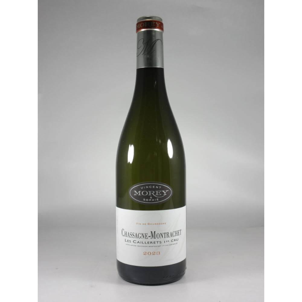 ヴィラージュの下側の丘。石切り場の近く、森に沿って位置する。美しいテロワールで特級畑にも匹敵する。長熟にふさわしいタイプ（10から15年）。リッチでミネラルの美しいワイン。原語表記：Vincent et Sophie MOREY Chass...