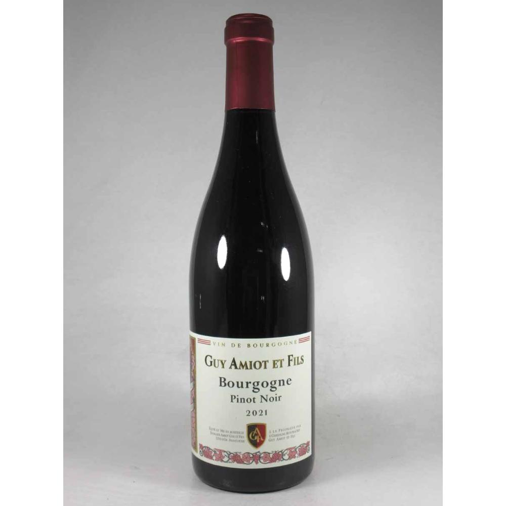 スタンダードなブルゴーニュ ルージュだが、シャサーニュ モンラッシェ村のテロワールが育むピノ ノワールは、ストラクチャーがあり、かつミネラルの風味も感じられる。チャーミングな赤い果実のアロマが爽やかに香り、優しい味わい。ドメーヌ アミオ ギ...