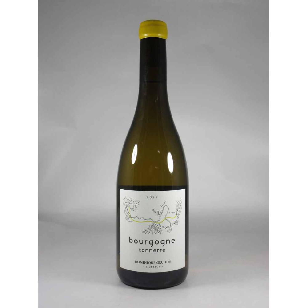 透明感のある麦藁色。レモンのような柑橘の香りが立ち上り、花梨のようなより膨らみのある果実香も感じられる。空気によく触れさせると、熟した洋梨や花梨の印象とともに大地のミネラルが広がってくる。バランスよく、生き生きとしてしなやか。春先にテラスで...