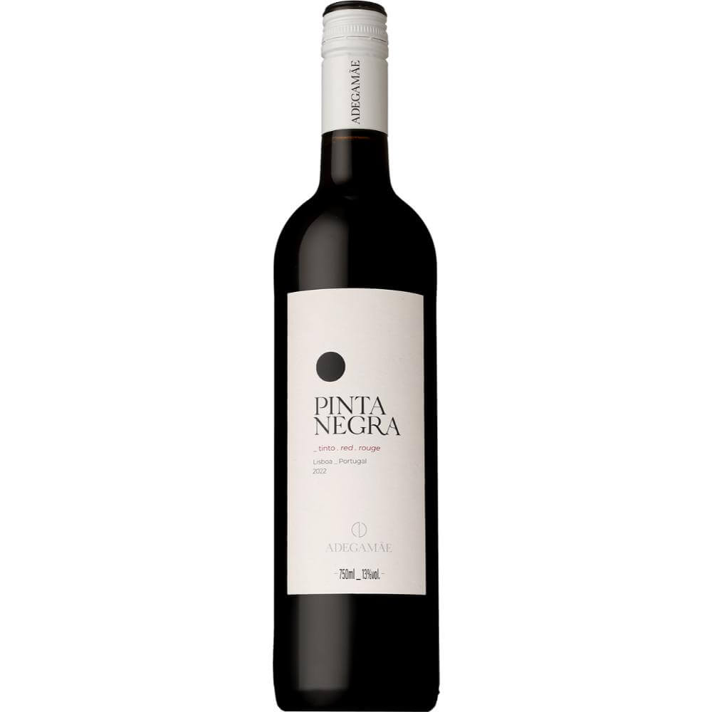 アデガマインは2011年創設。リスボンから北に40km、大西洋からわずか10kmに位置。設立わずか5年でポルトガル国内でワイナリー オブ ザ イヤーに選ばれるなど、今注目の生産者です。ポルトガルを代表する醸造家アンセルモ メンデスと若手のデ...