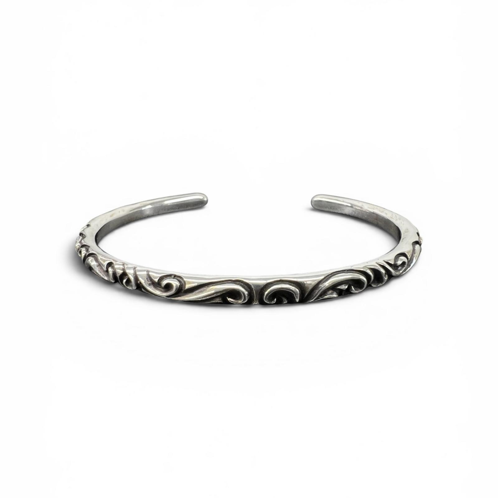 商品番号b26071606 ブランドChrome Hearts/クロムハーツ アイテムバングル タイプBANGLE SCROLL 対象メンズ 金具色シルバー 季節・シーズンオールシーズン 素材シルバー サイズ 全長：約18cmベルト幅：約0...