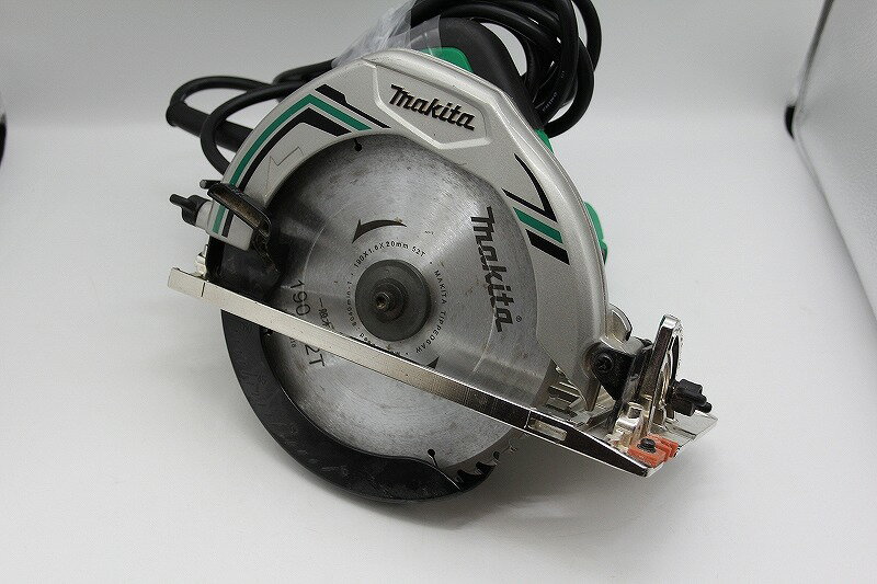 【ご注意】商品は店頭・他ネットショップでも販売しておりますので、ご注文をいただいても売り切れの場合がございます。ご了承ください。ブランド名マキタ makita商品名丸ノコ　[本体のみ] M585シリアル番号56399商品説明・ノコ刃外径 1...