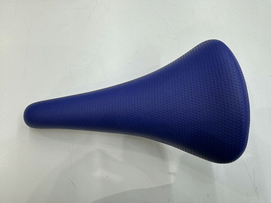 【ご注意】商品は店頭・他ネットショップでも販売しておりますので、ご注文をいただいても売り切れの場合がございます。ご了承ください。ブランド名ヒシャンリ HSIANGLI商品名サドル HL2712【カウマン戸塚】カラー・柄青 商品説明siang...