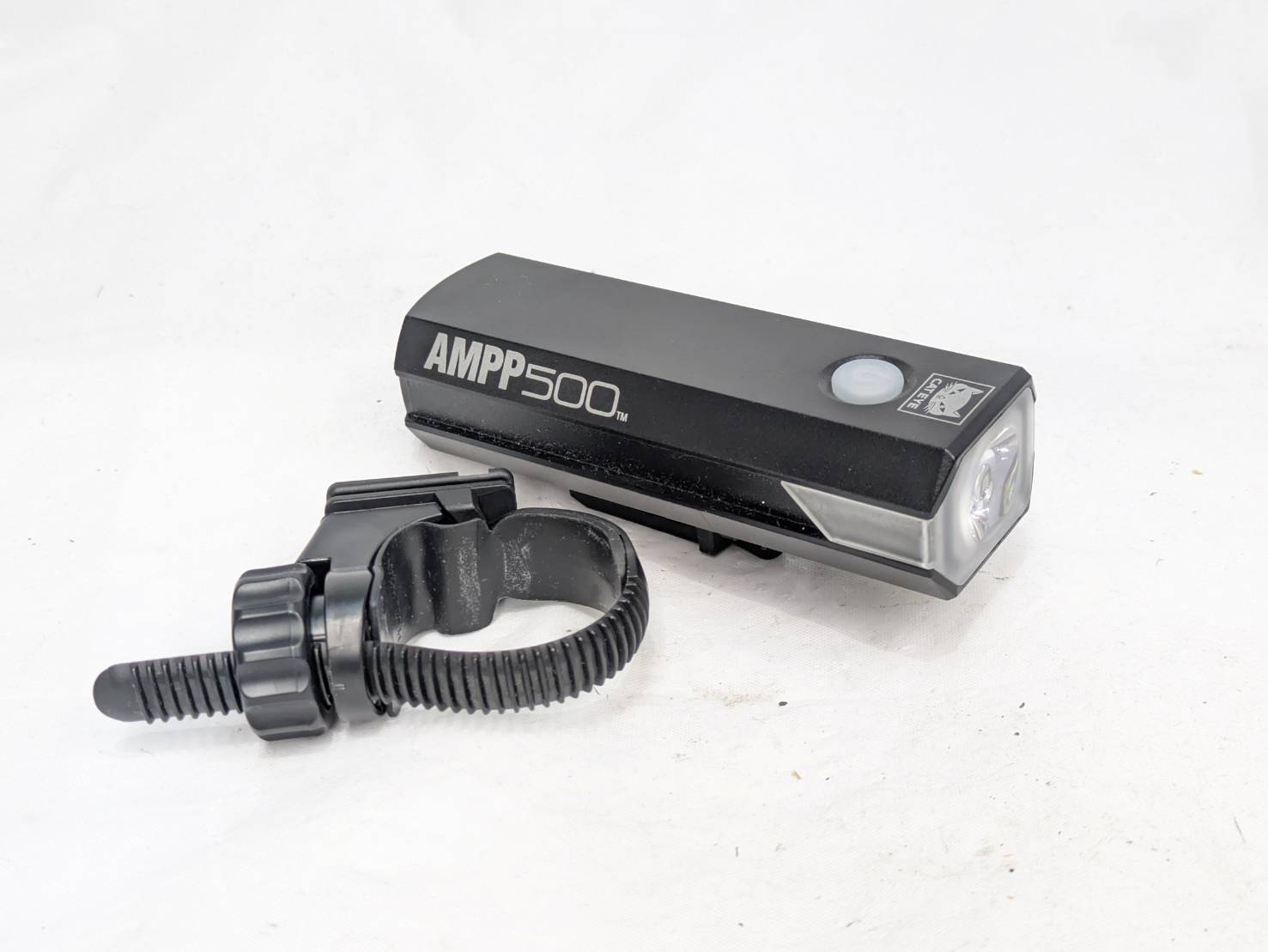 【ご注意】商品は店頭・他ネットショップでも販売しておりますので、ご注文をいただいても売り切れの場合がございます。ご了承ください。 商品名 キャットアイ CATEYE 自転車用フロントライト AMPP 500【カウマン戸塚】【中古】 商品説明...