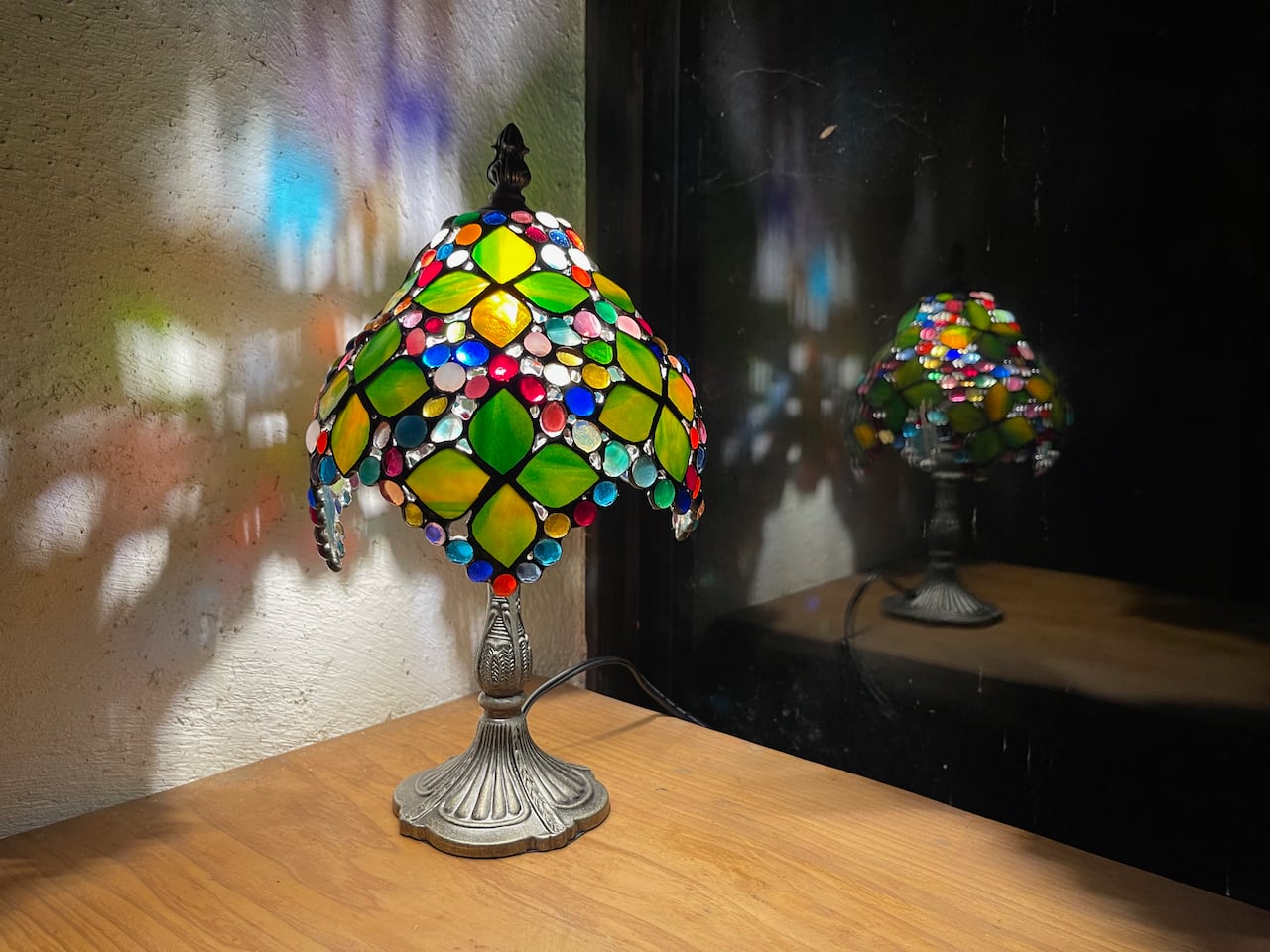 工房の人気のランプを紹介します。 星を散りばめたような華麗な灯。壁への反映も美しく華やかです。 グリーンバージョンとブルーバージョンがあり、溶かしたカラフルなガラスをふんだんに使っています。 サイズ／ベース台座直径110 W約170mm×H...